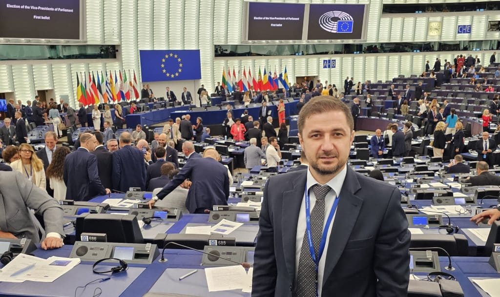 Adrian Axinia, europarlamentar AUR: ”În timp ce AUR ajută românii ...